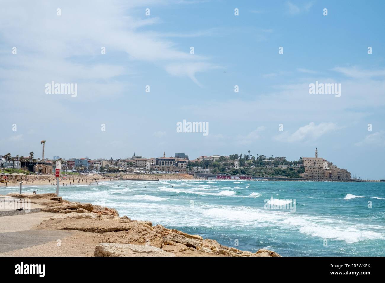 Tel Aviv, Israel - 18. Mai 2023: Die Menschen genießen den ...