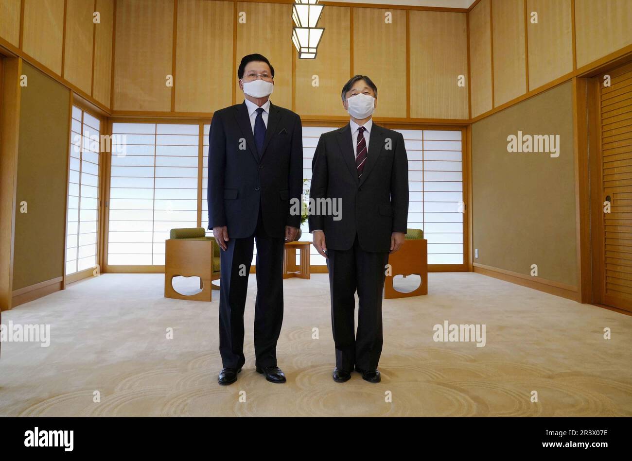 Japanese Emperor Naruhito (R) and Thongloun Sisoulith, President of the ...