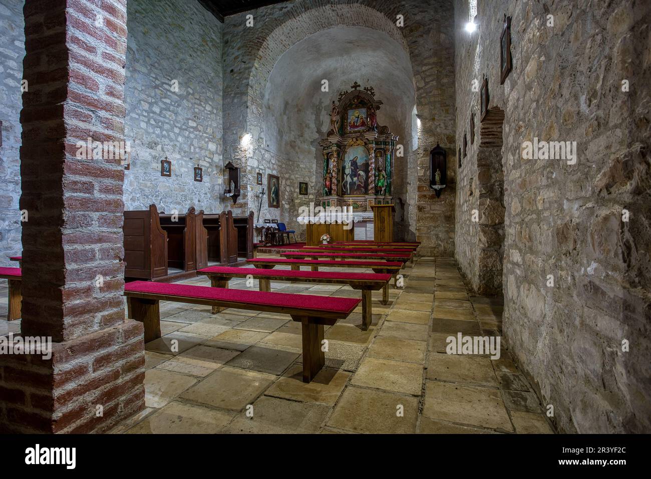 Kirche St. Martin aus dem 13. Jahrhundert, die einzige erhaltene ...