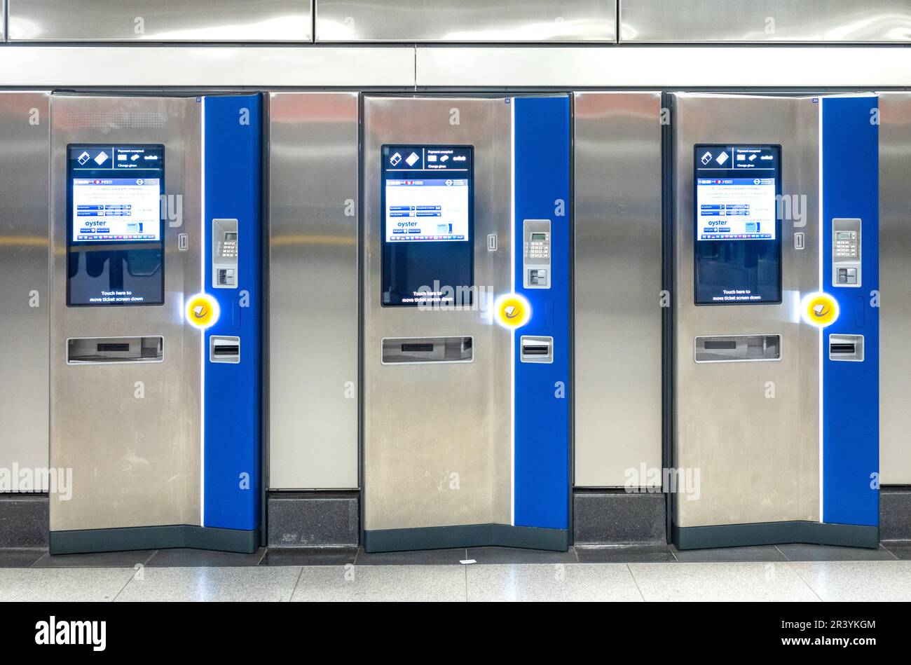 Fahrkartenautomaten, U-Bahn-Station Battersea Power Station, London ...