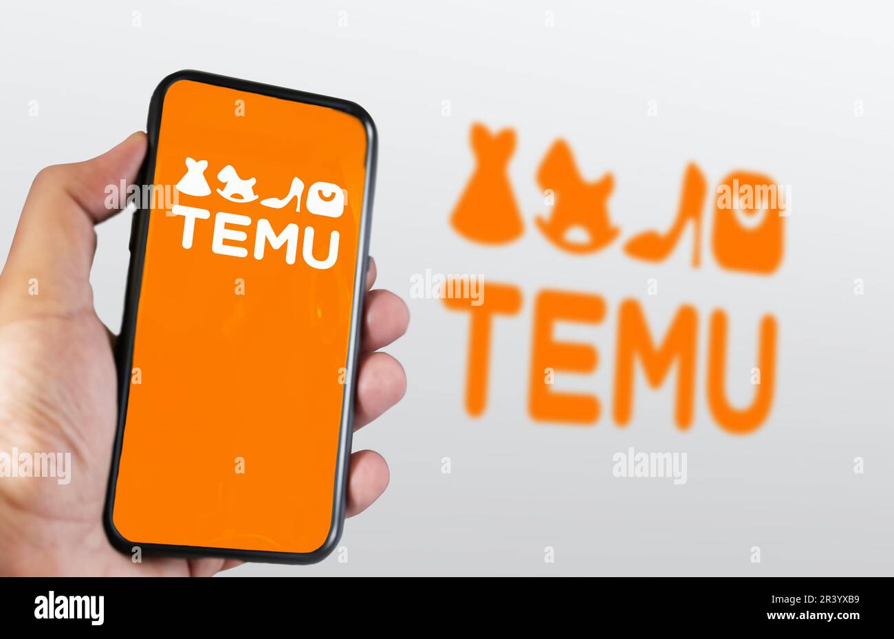 Boston, USA, März 2023: Hand mit einem Telefon, auf dem das Temu-Logo ...