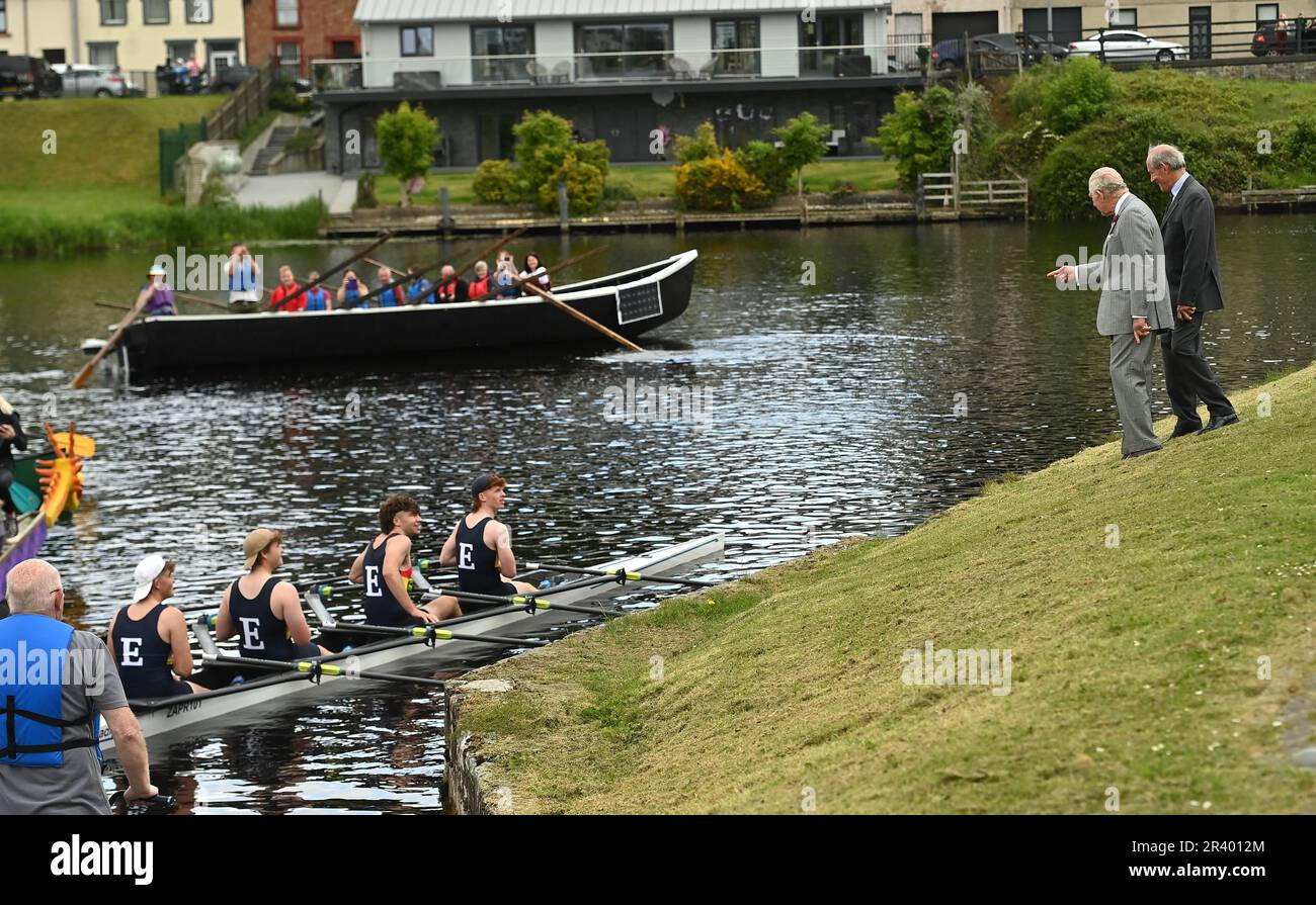 König Karl III. Mit Lord Brookeborough (rechts) am Fluss Erne während ...
