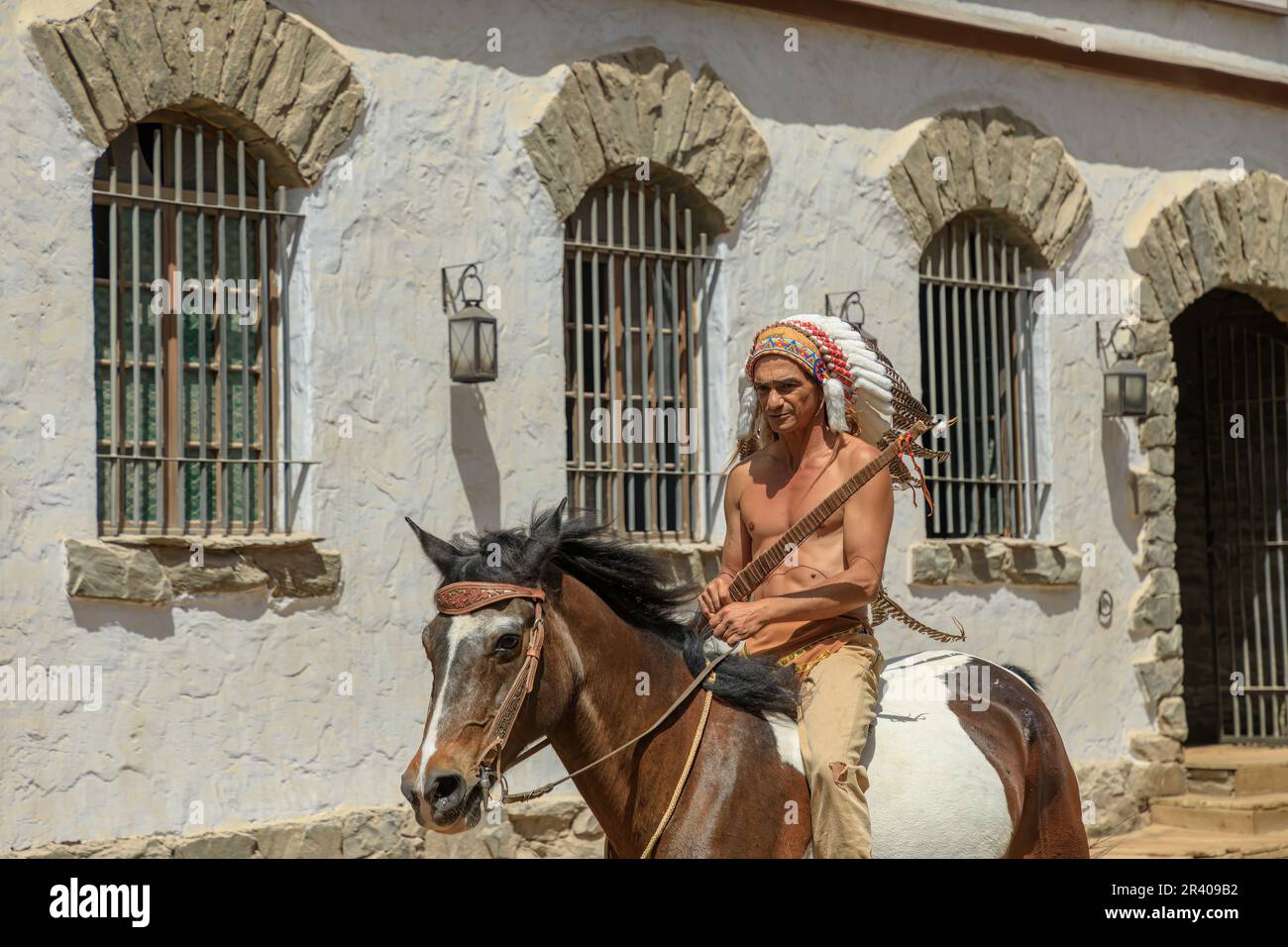 Gran Canaria - April 2023: indischer Reiter im Sioux City Wild West ...