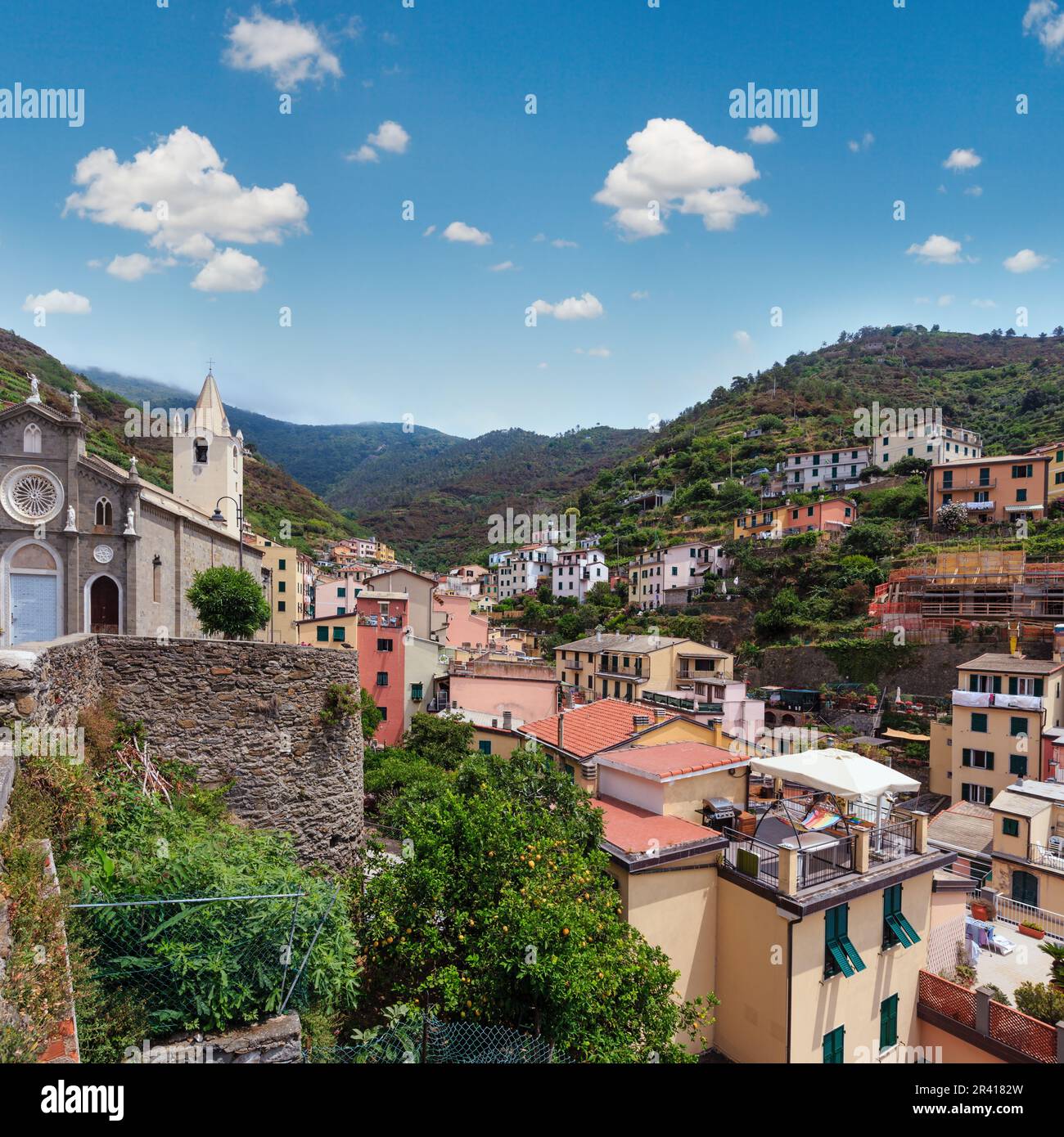 Schönen Sommer Riomaggiore - einer von fünf berühmten Dörfer der Cinque ...