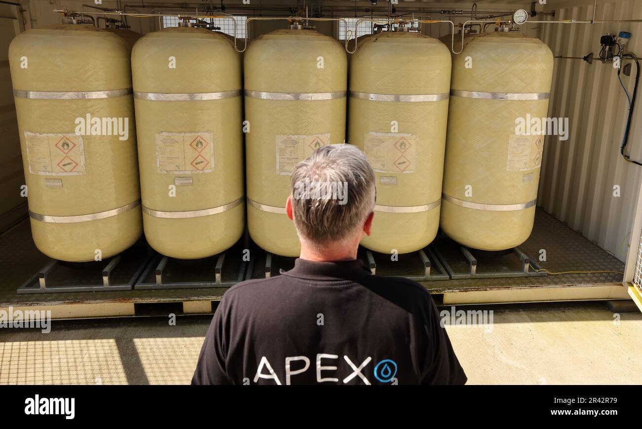 Laage, Deutschland. 12. Mai 2023. Frank Hintze überprüft die Wasserstofftanks, die in Containern ...