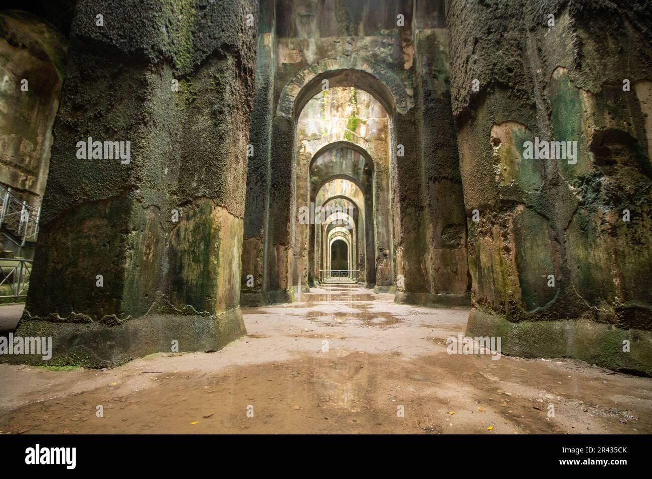 Das Innere von Piscina Mirabilis, oder Wasserkathedrale, die ...
