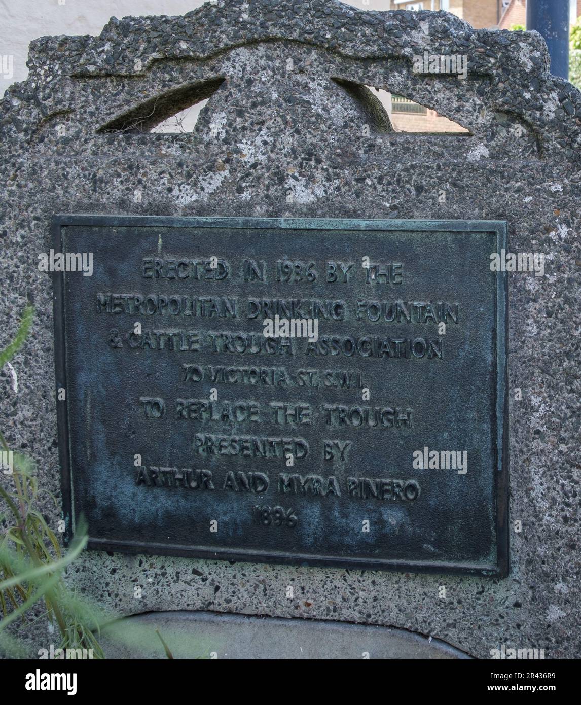 Alte Steintafel auf Trinkbrunnen mit Rindertrog, errichtet 1936 von der ...