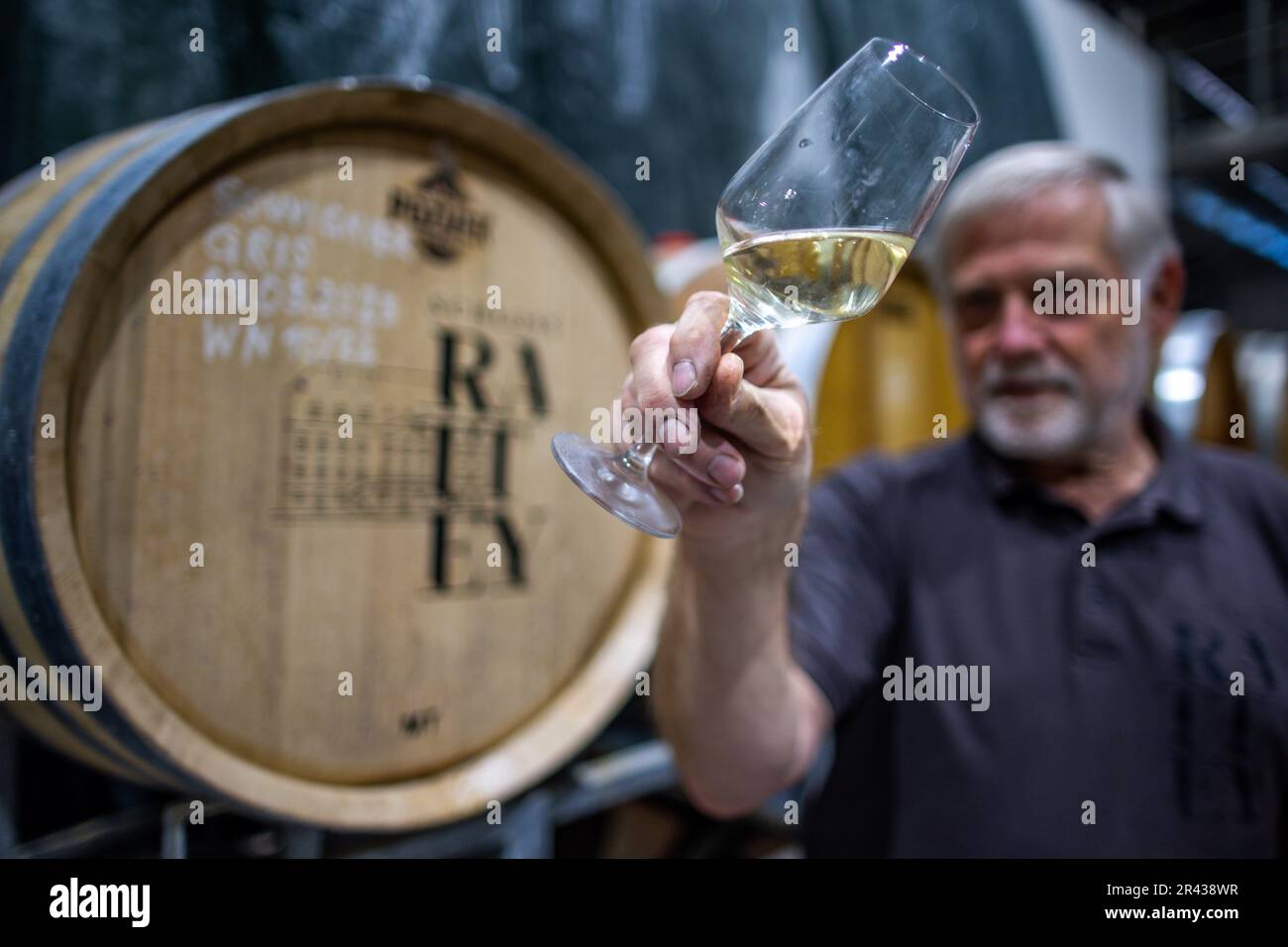 Rattey, Deutschland. 09. Mai 2023. Der Kellermeister Stefan Schmidt prüft die Qualität von ...