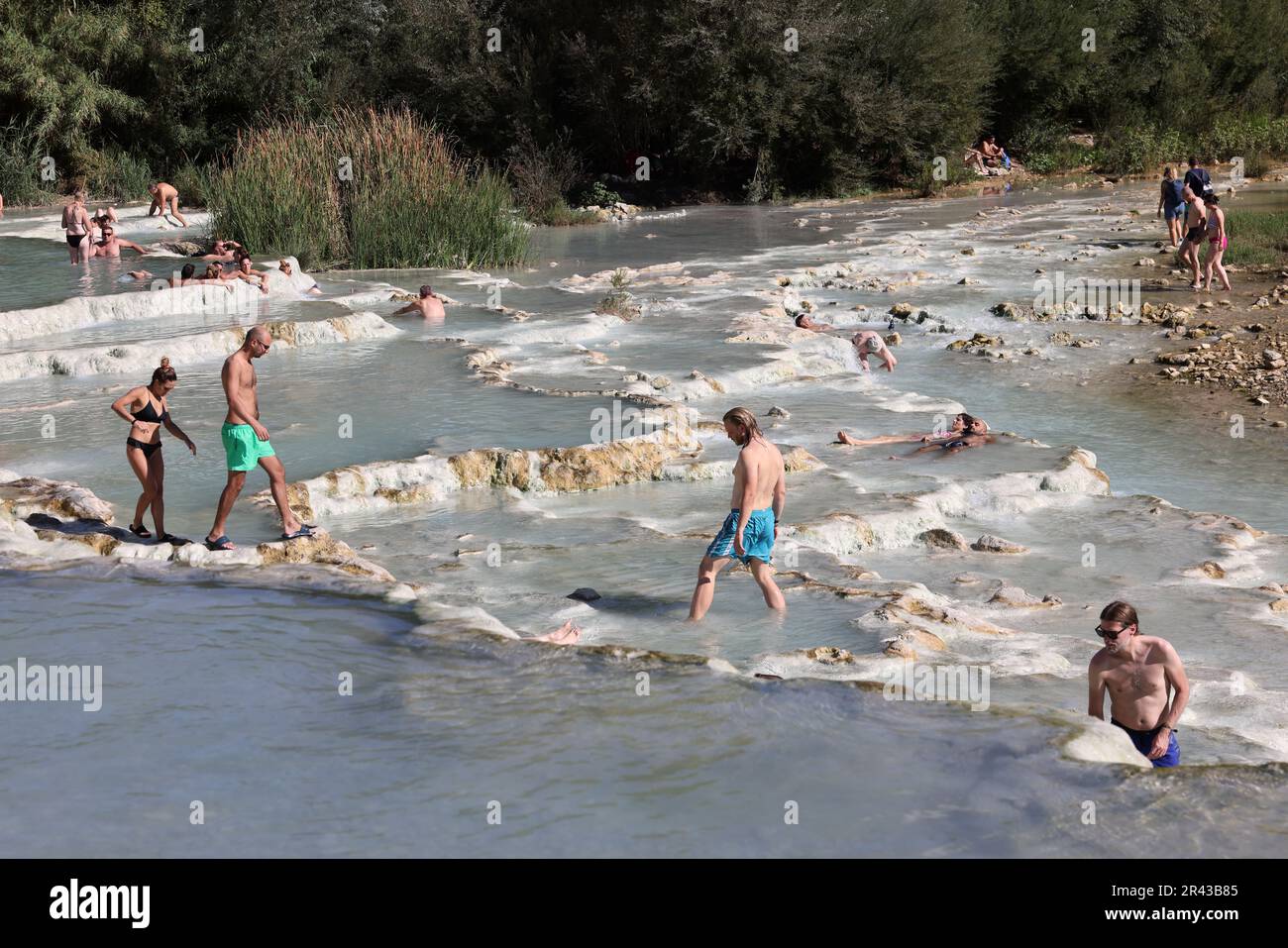Saturnia, Italien - 13. September 2022: Die Menschen baden in den ...