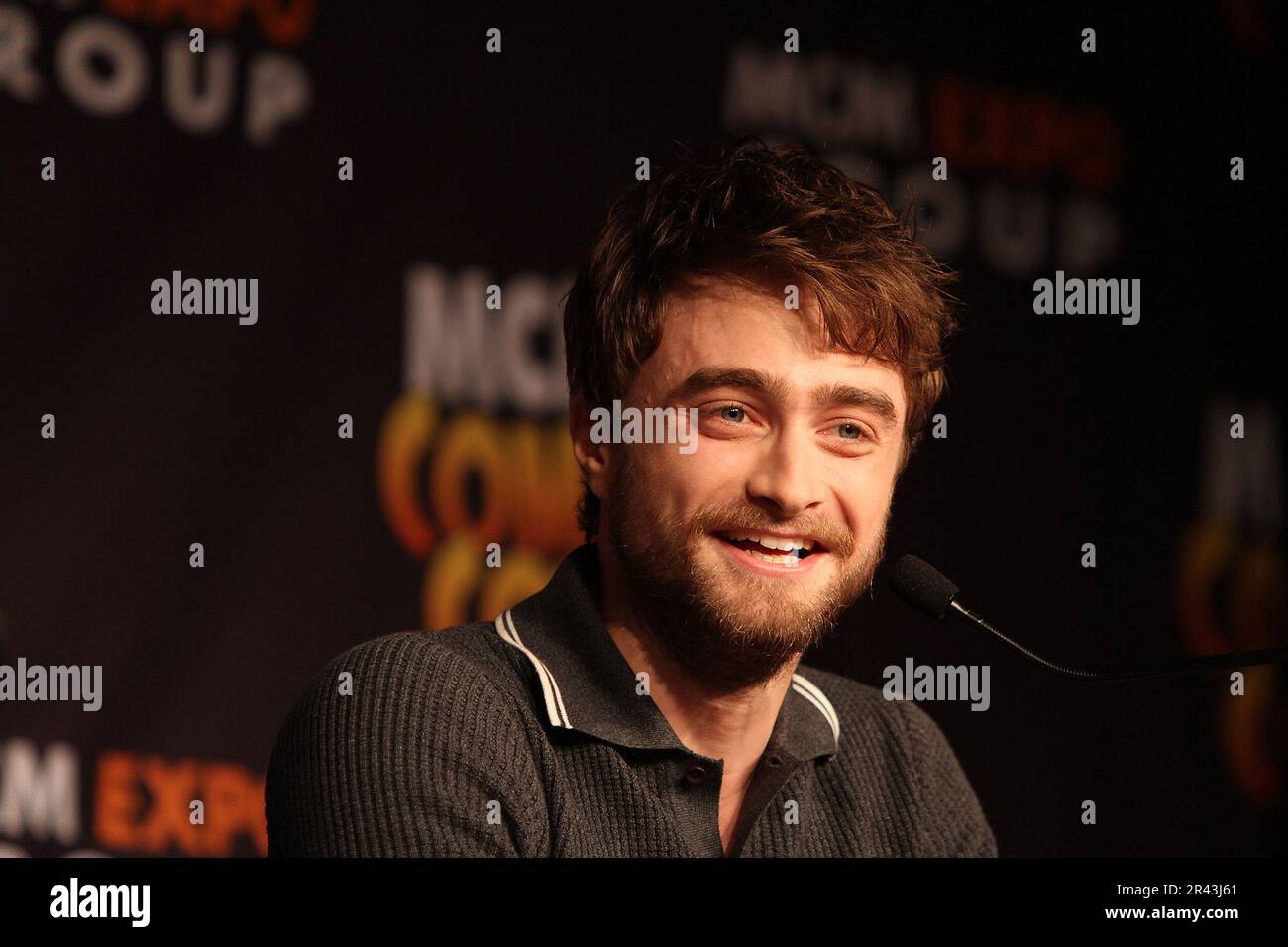 Celebrities laughing smiling -Fotos und -Bildmaterial in hoher ...