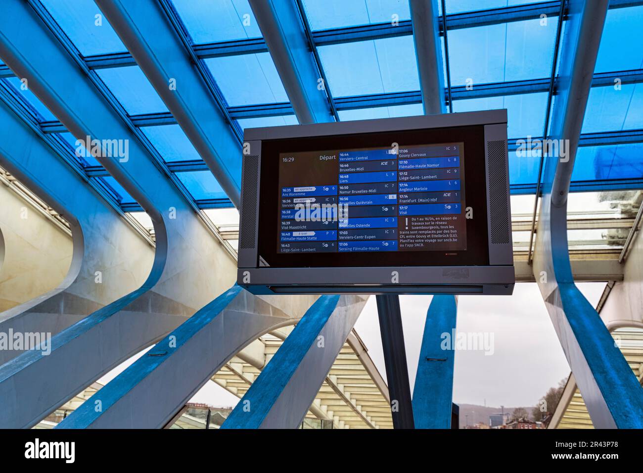 Digitale Anzeigetafel mit Abfahrtszeiten des Zuges, Monitor unter dem ...