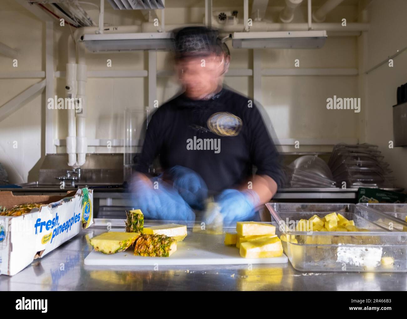 Der kulinarische Spezialist Seamen Isaiah Amaro aus San Pedro ...