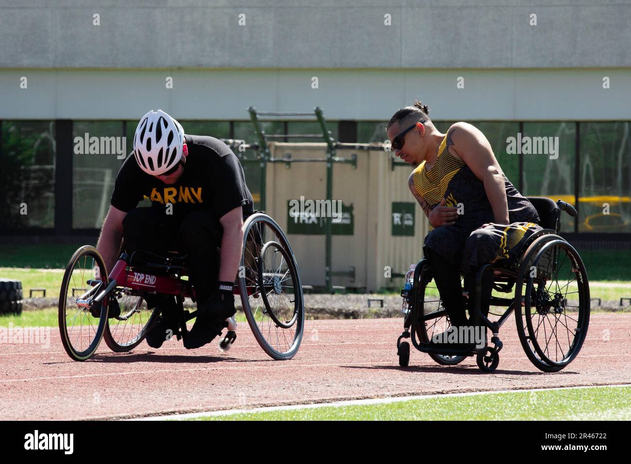 USA Army SPC. Chad Krantz, Left, pensionierter Staff Sergeant Joel ...