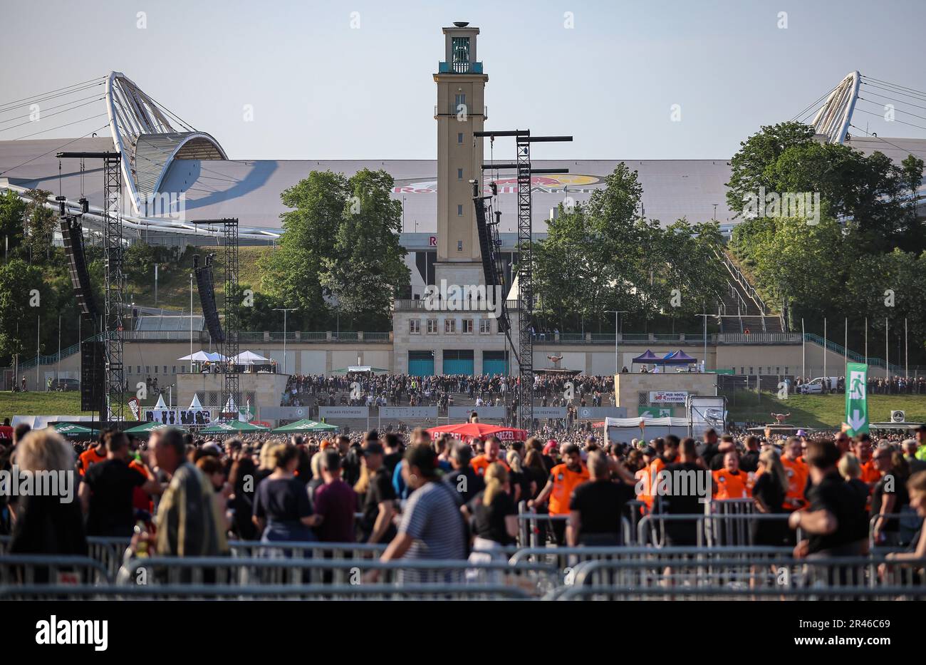 Leipzig, Deutschland. 26. Mai 2023. Tausende Besucher strömen zur Festwiese vor der Red Bull ...