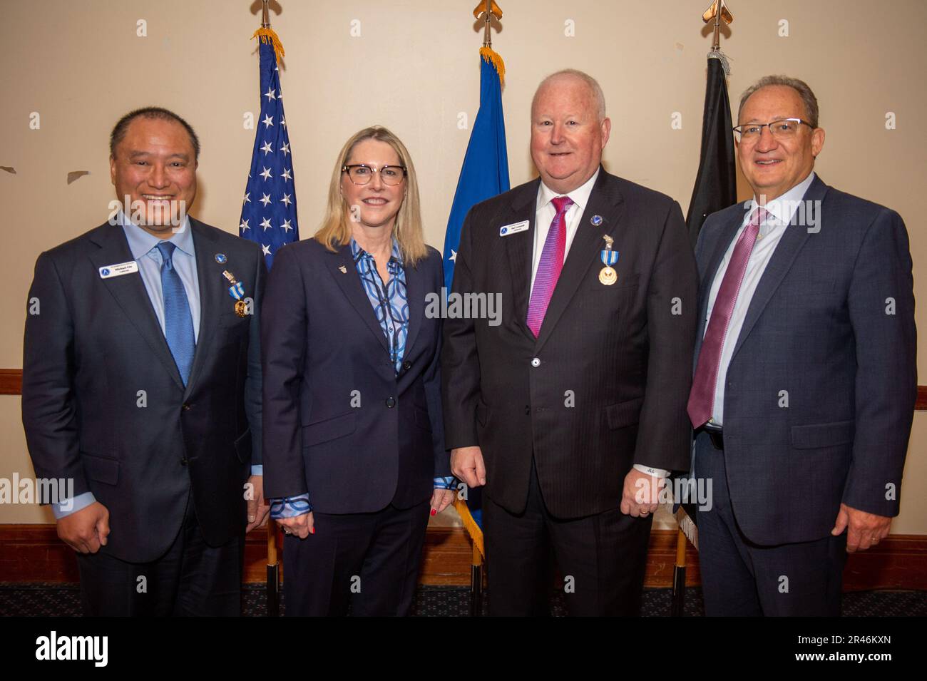 (Von links) Michael Gin, Dr. Lisa Costa, USA Chief Technology and ...