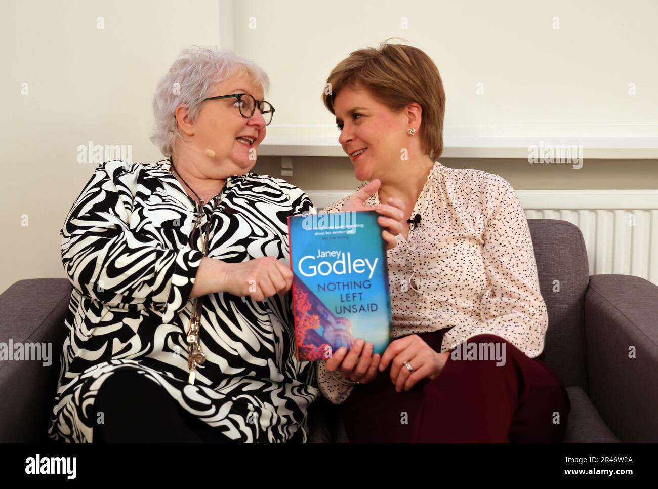 Ehemalige erste Ministerin Nicola Sturgeon und Komikerin Janey Godley ...