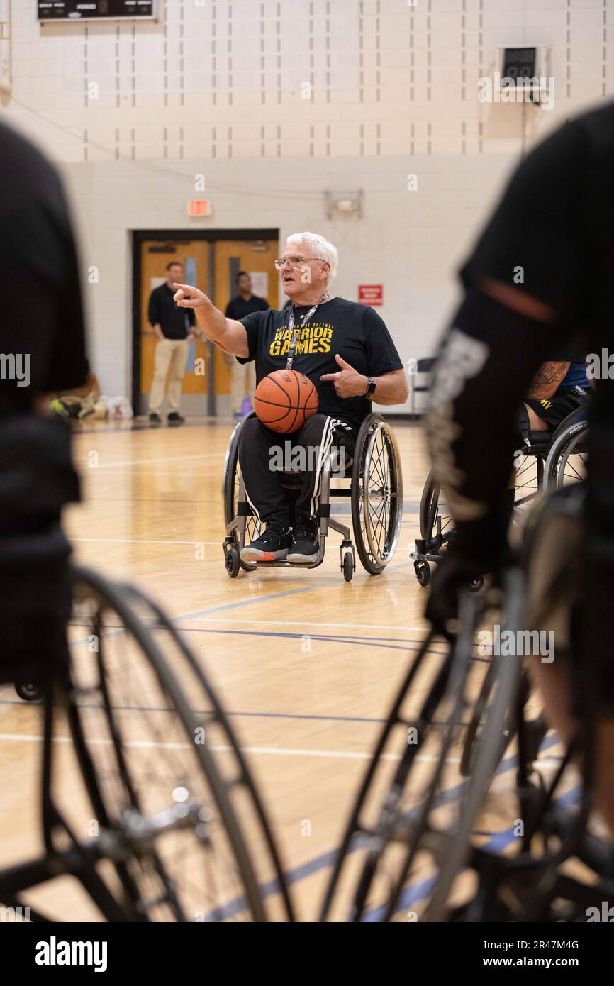 Army Adaptive Sports Camp Coach, trainiert Soldaten für Rollstuhl ...
