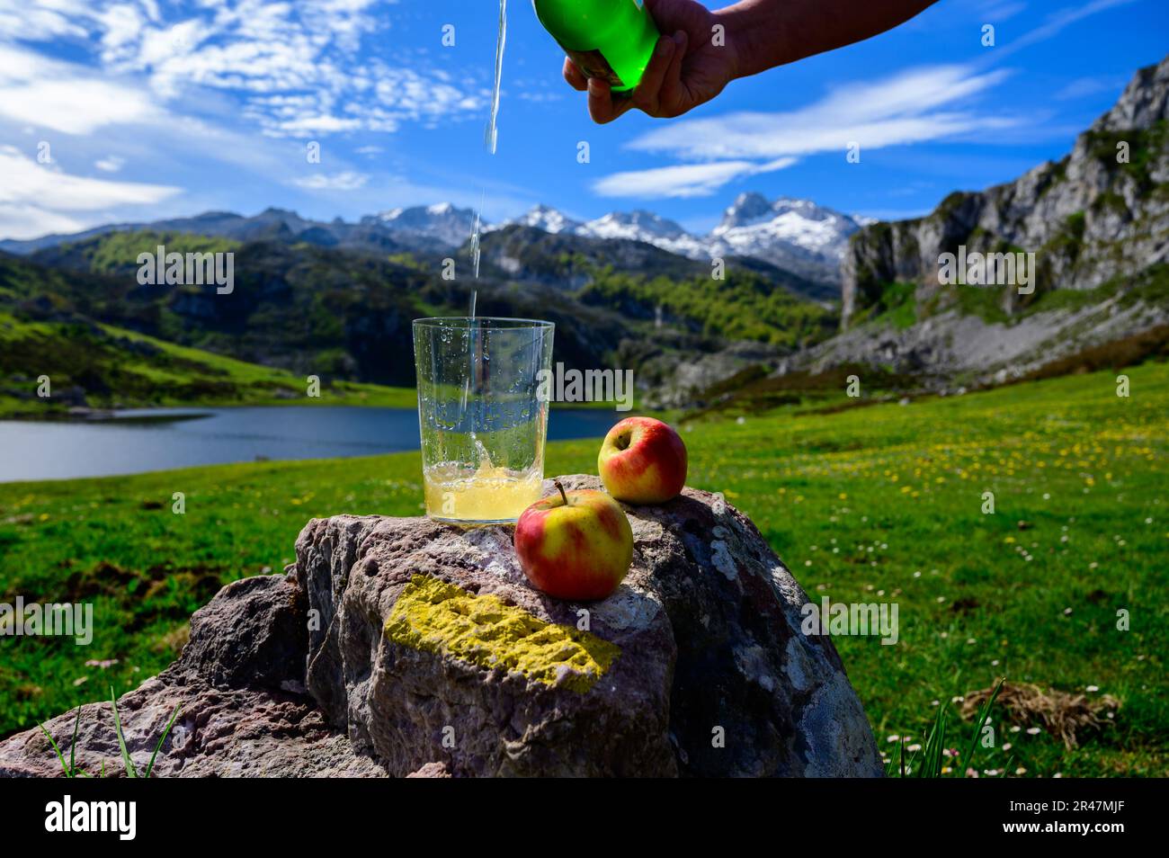 Gießen von natürlichem Asturianischem Apfelwein aus fermentierten ...