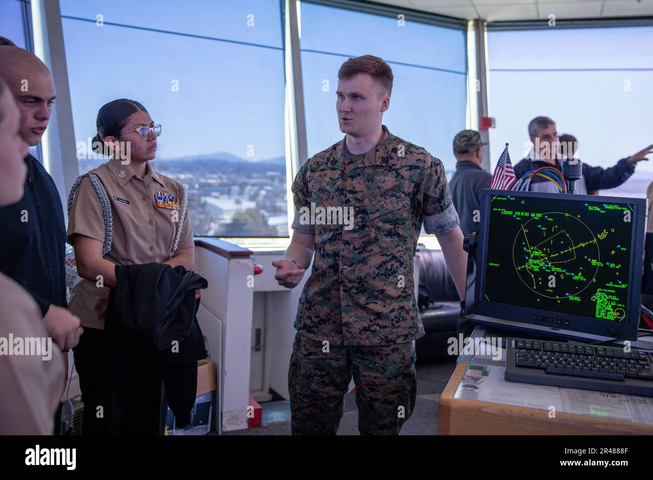 USA Marinekorps Staff Sgt. Bryce Mattila, Tower Chief mit Flugsicherung ...