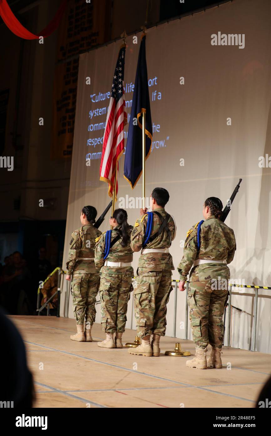 Die Bethel Regional High School Junior ROTC Ehrengarde präsentiert die ...