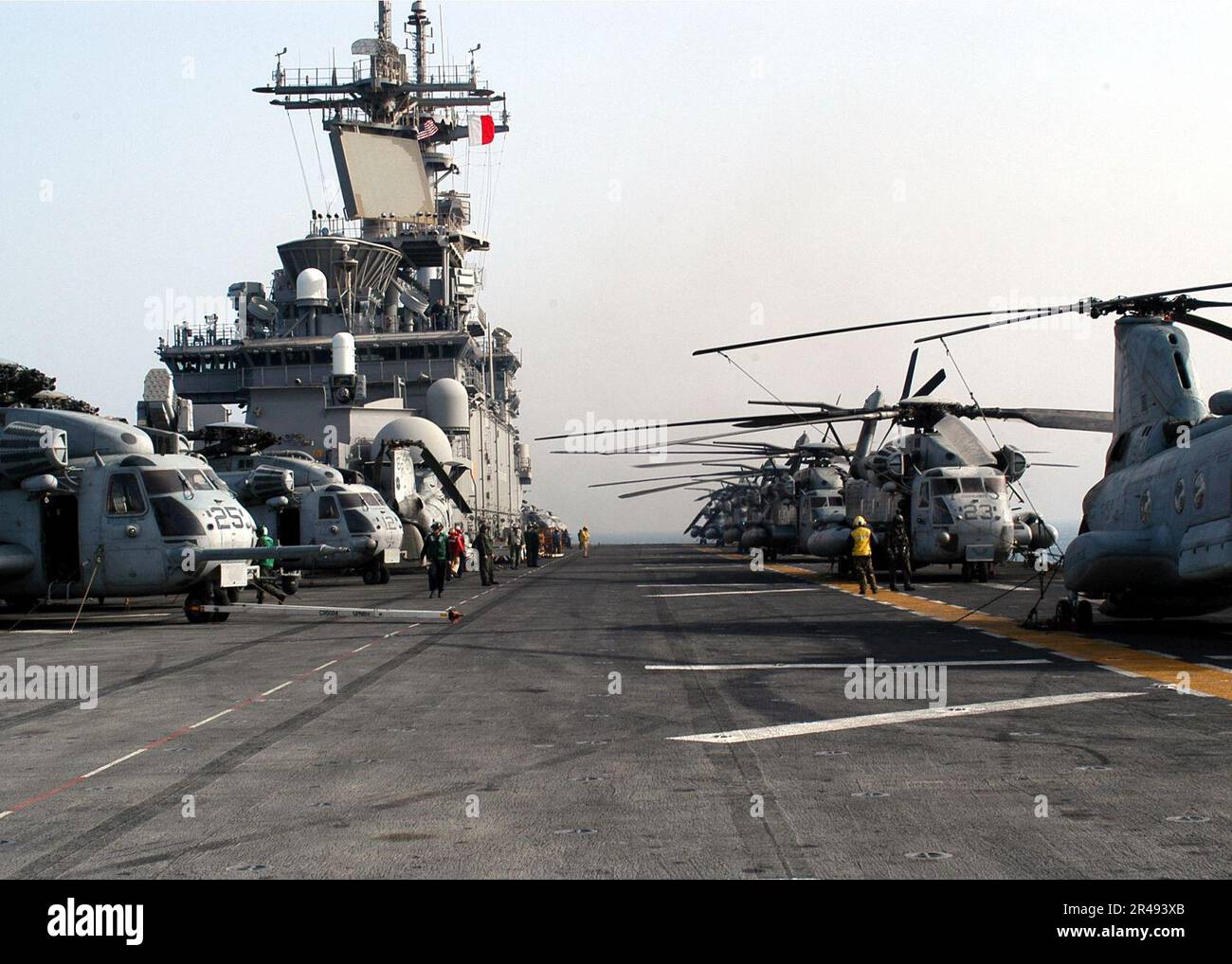 US Navy auf dem Flugdeck an Bord des amphibischen Angriffsschiffs USS ...