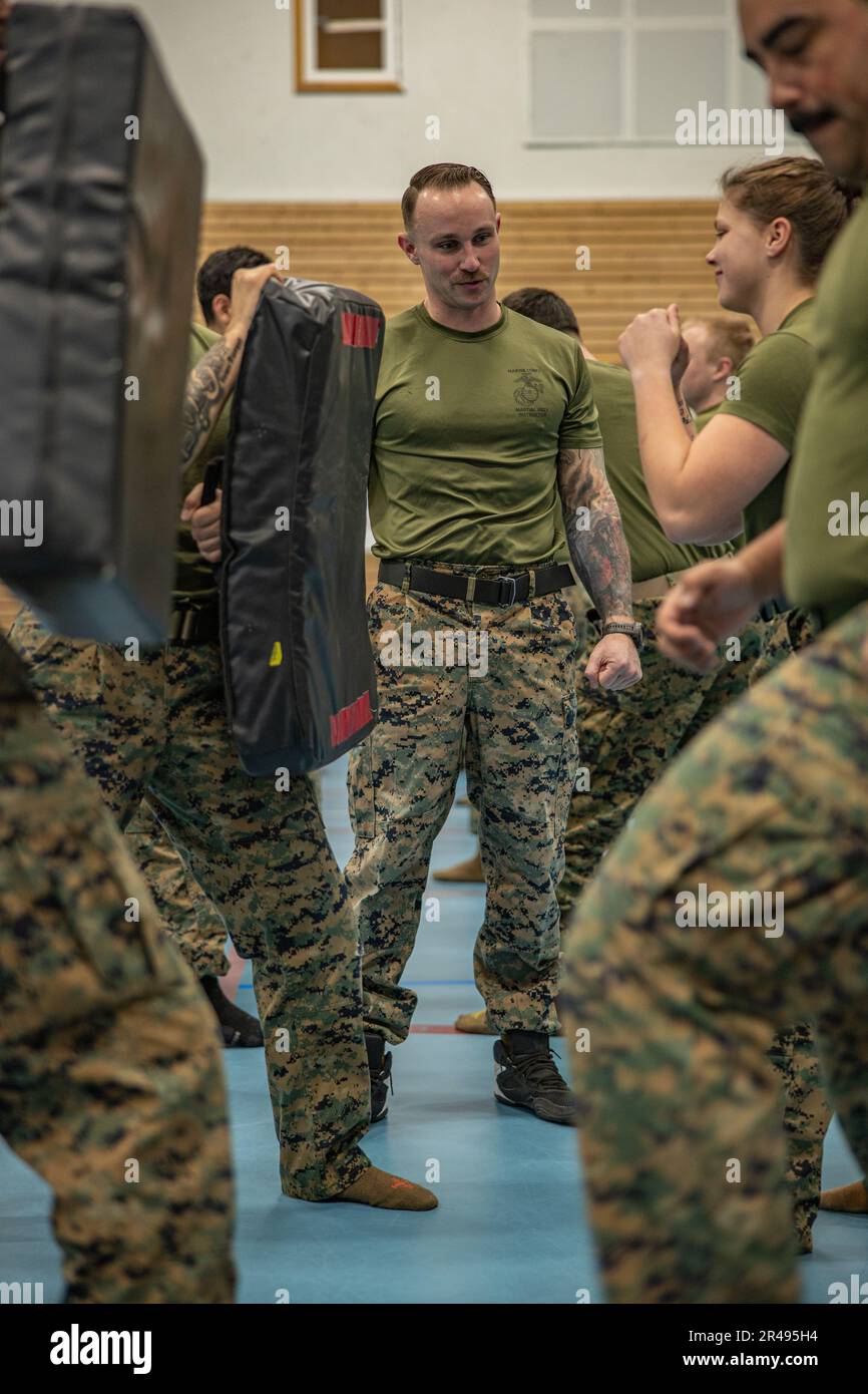 USA Marinekorps Staff Sgt. Brian Bessey, ein Kampfsportlehrer (MAI) und Wachtmeister des 2D ...