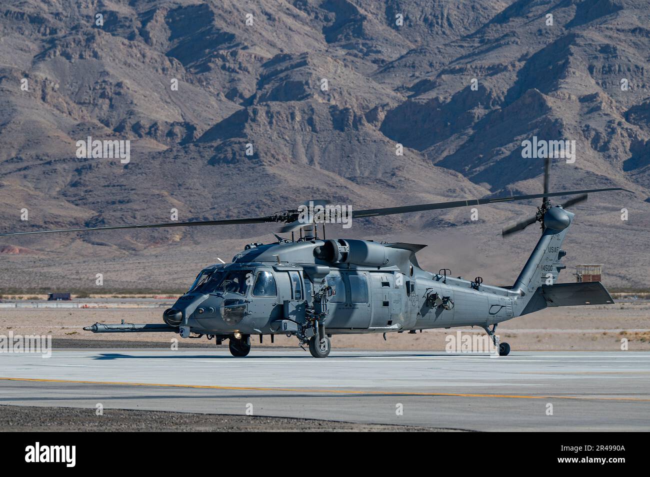 Ein HH-60W Jolly Green II Helikopter von den 66. Rescue Squadron Taxis ...
