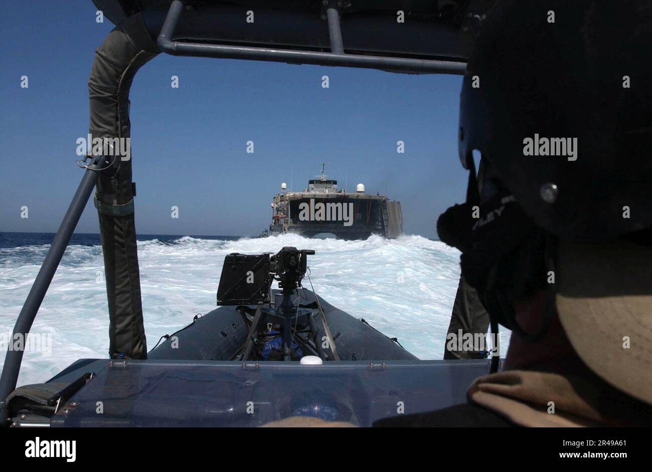 Ein Mitglied des US Navy Special Boat Team navigiert auf einem RHIB ...