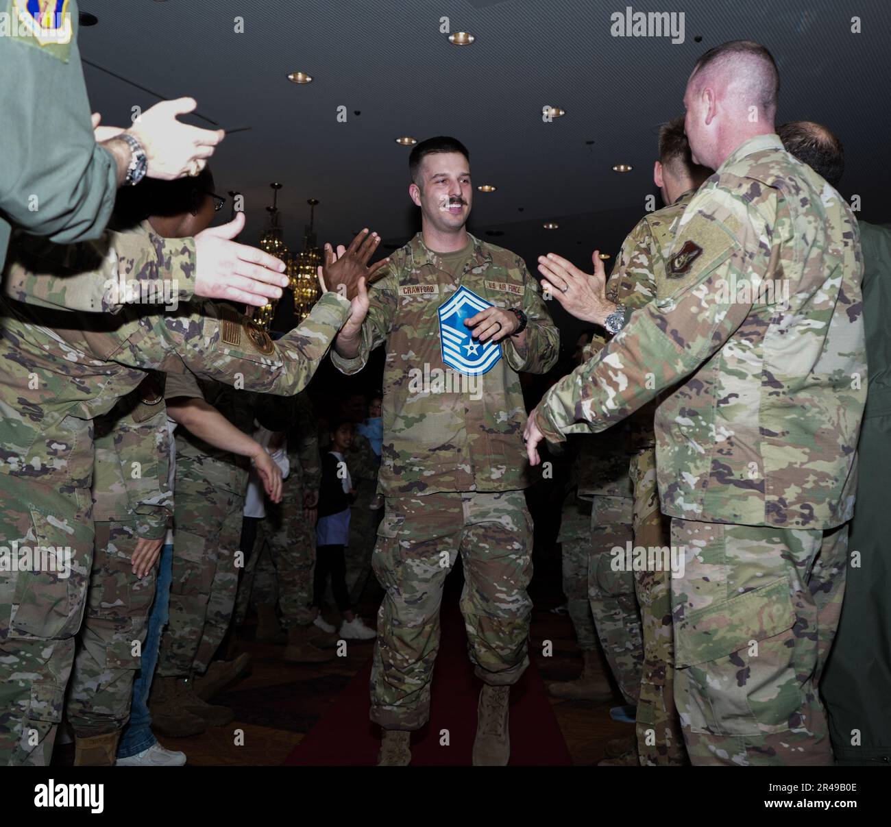 Mitglieder des Teams Misawa gratulieren U.S. Air Force Master Sgt ...