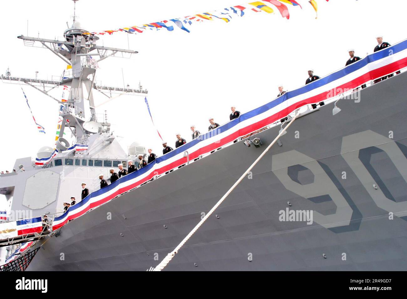 MITGLIEDER der US Navy bewachen die Schienen zum ersten Mal an Bord der ...