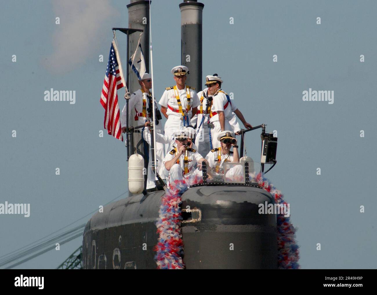 US Navy Crewmitglieder an Bord der USS Pasadena (SSN 752) durchsuchen ...