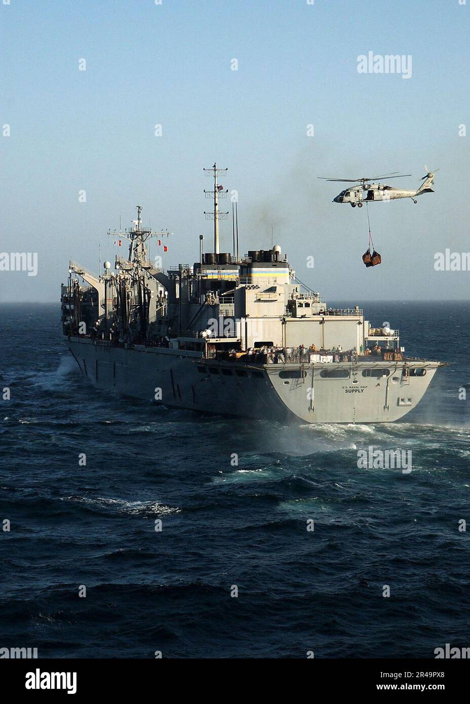 US Navy das schnelle Kampfhilfsschiff USNS Supply (T-AOE 6) liefert ...