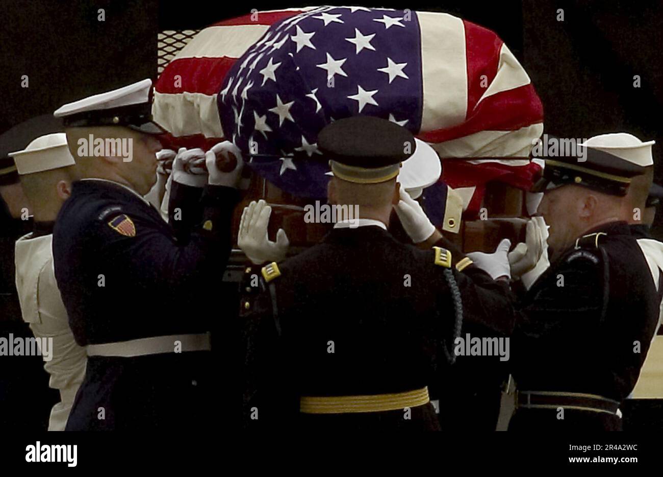 US Navy Mitglieder der Armed Forces Ceremonial Honor Guard heben den ...