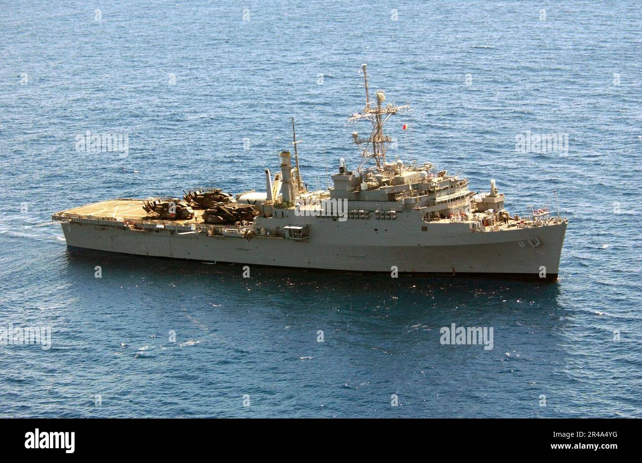 US Navy die Amphibiendock USS Dubuque (LPD 8) fährt auf das Meer hinaus ...