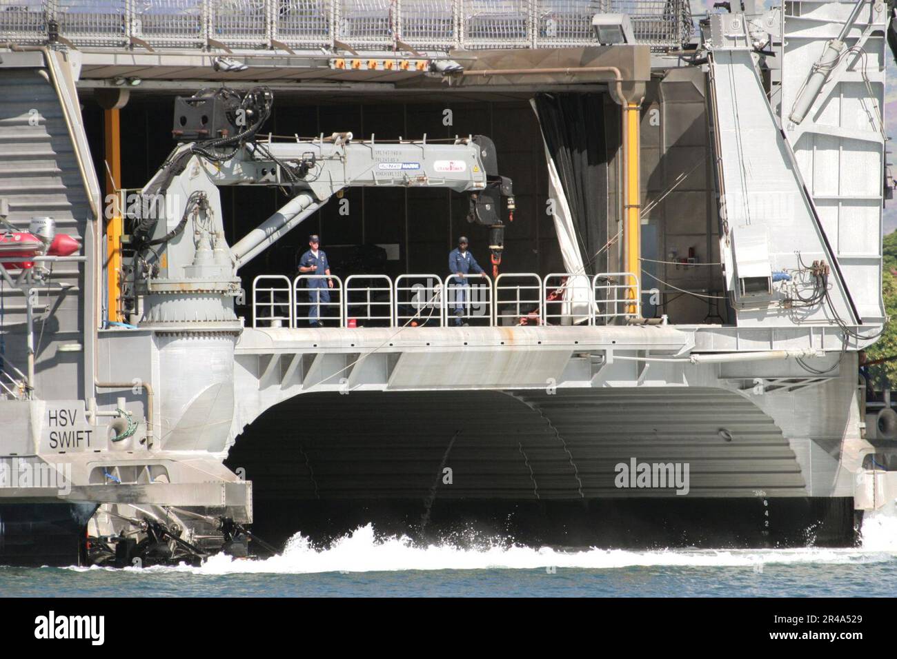DIE MATROSEN der US Navy beobachten vom Fantail an Bord des ...