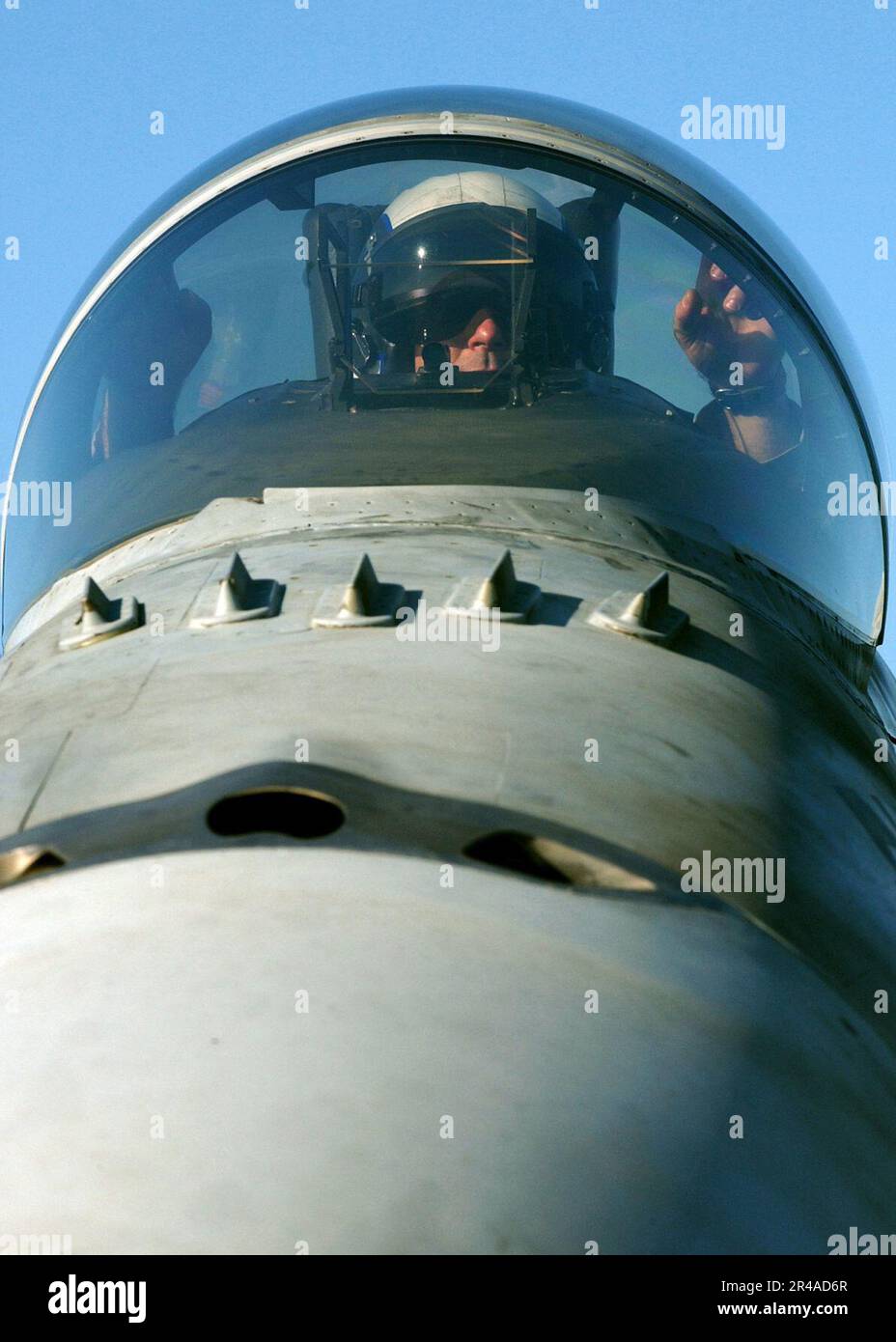 US Navy Ein Marine Corps Pilot wartet geduldig im Cockpit seiner F-A ...