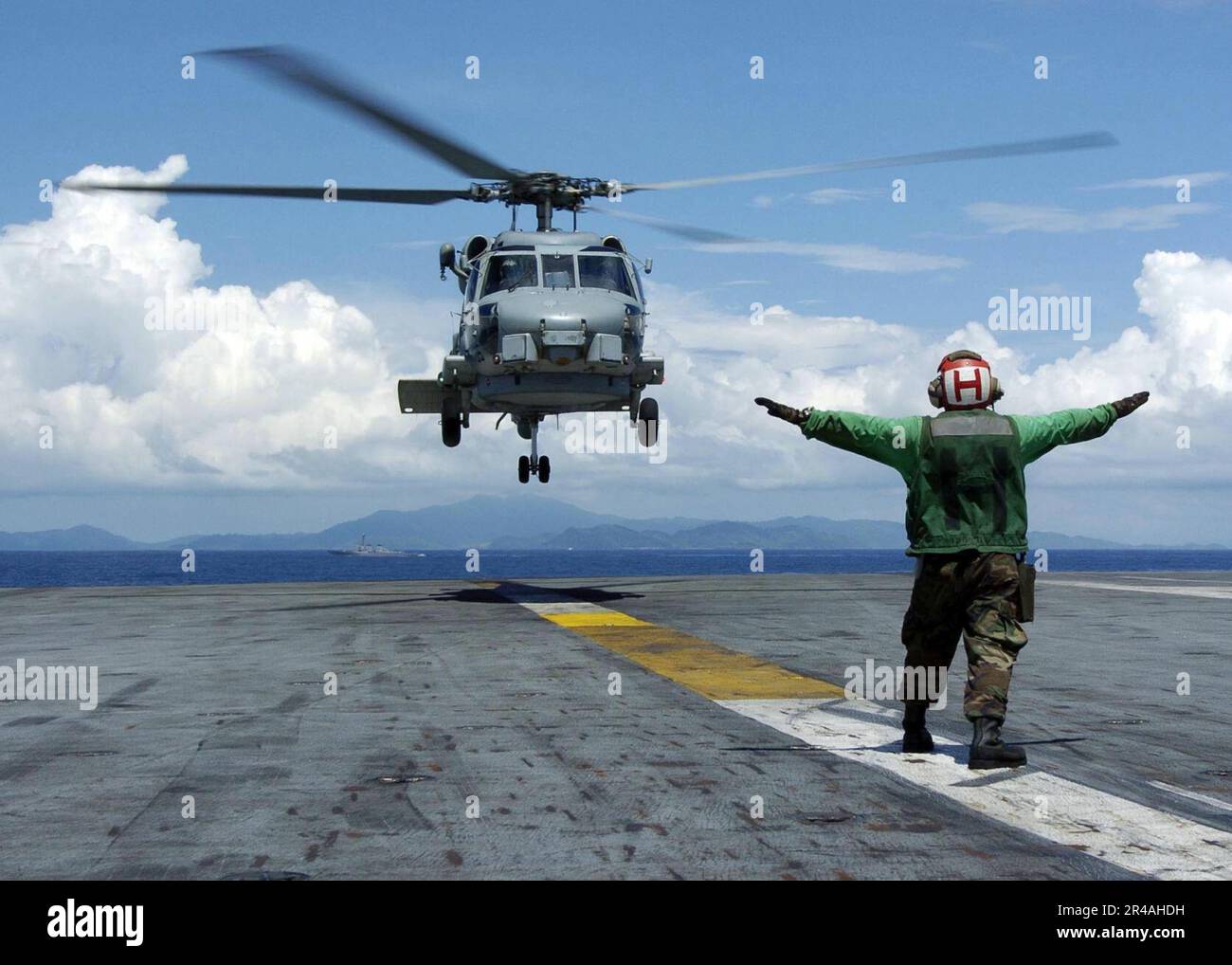 US Navy A Landing Signals Engelistet Mann leitet einen SH-60B Seahawk ...