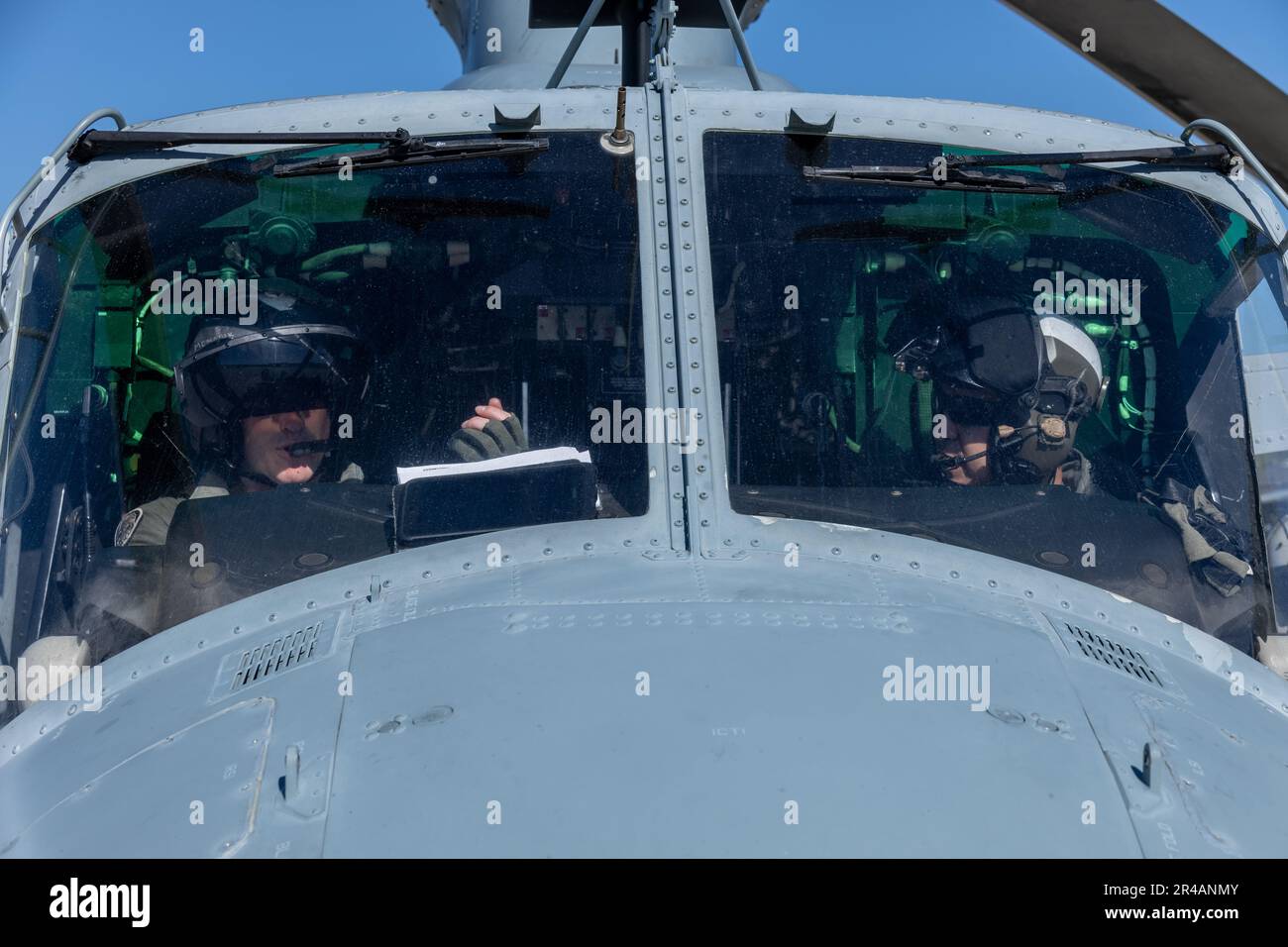 USA Captain Chase Mlnarik, Left, der verantwortliche Fluglinienoffizier ...