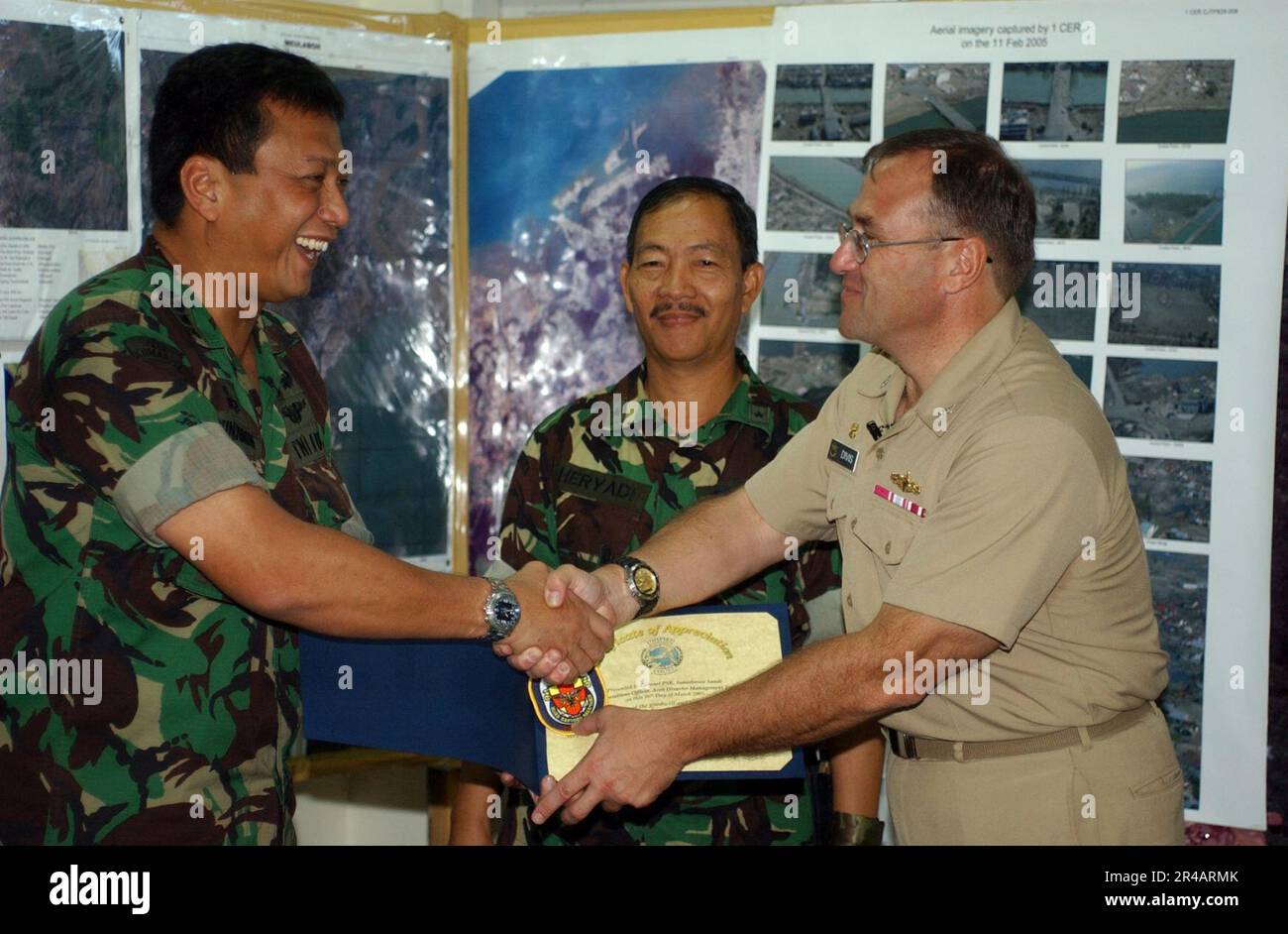 US Navy Commodore Right, zeigt ein Dankeszeugnis an den Einsatzleiter, Disaster Management Task ...