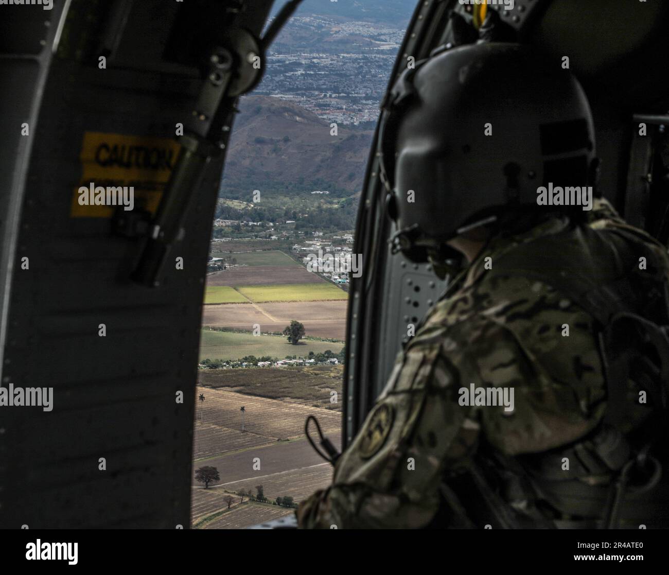 Sgt. Xavier Martinez, ein UH60 Crew Chief vom 1-228. Aviation Regiment ...