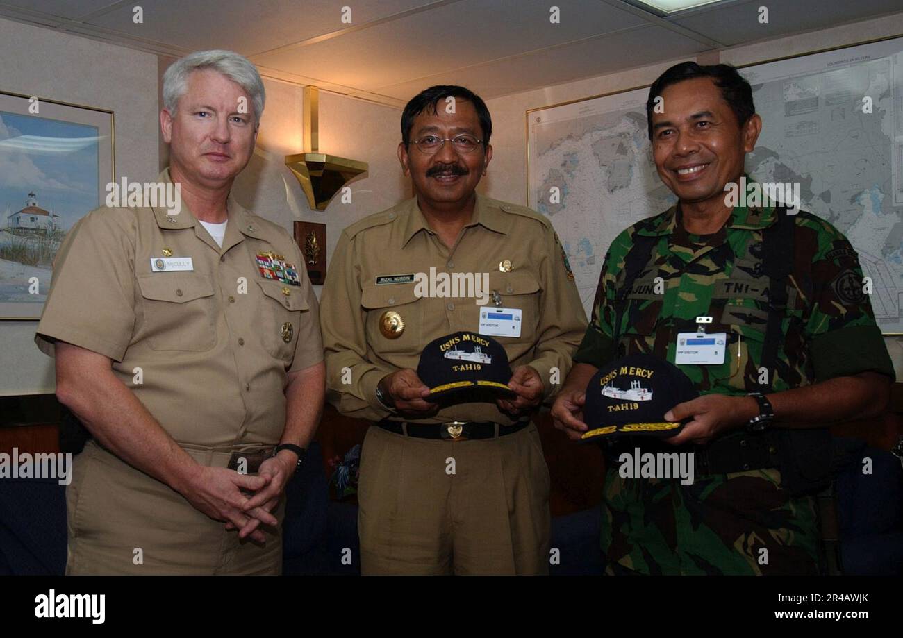 GOUVERNEUR DER US-Marine von Nordsumatra, Rizal Nurdin, Center, und ...