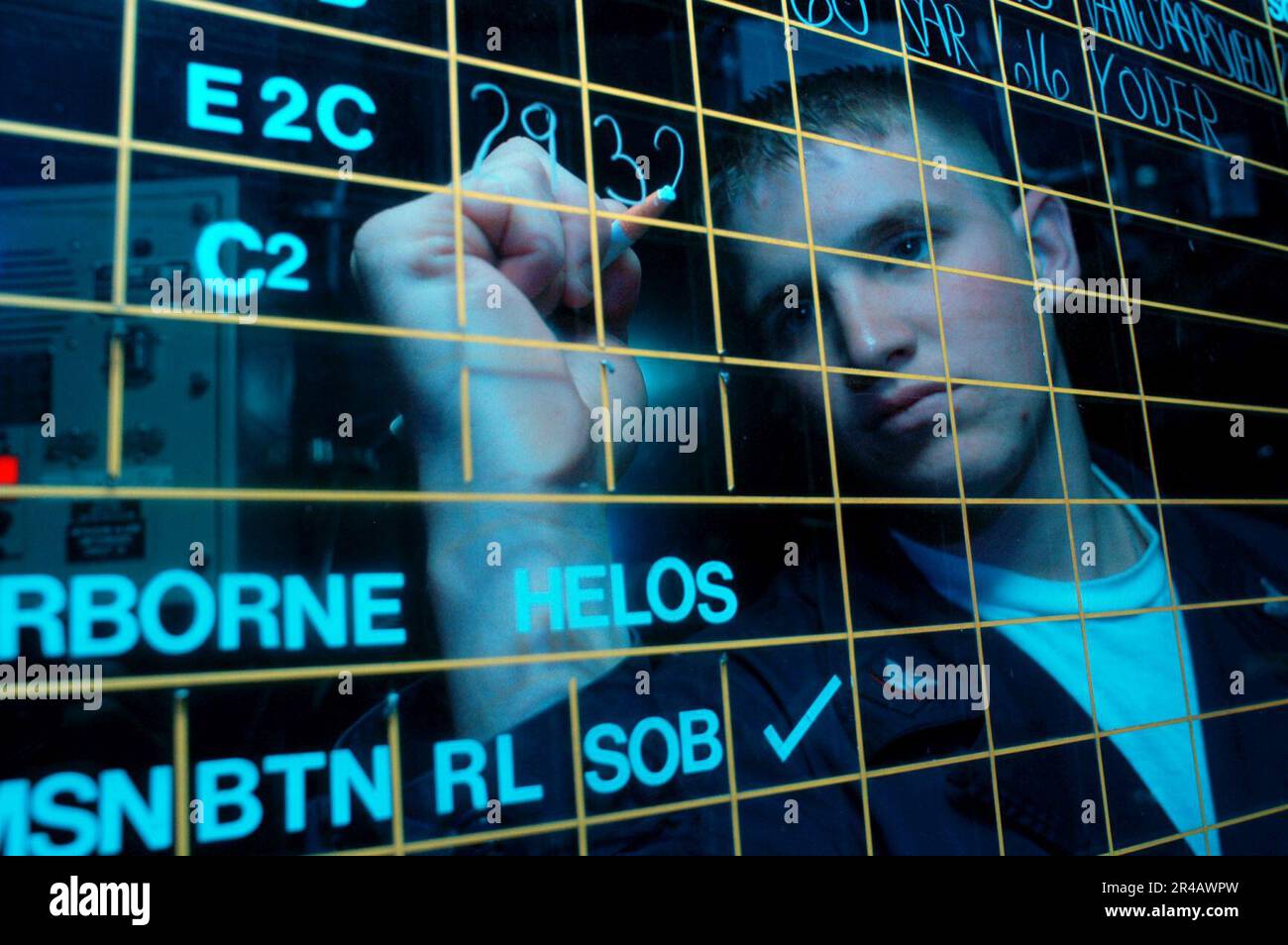 US Navy Air Traffic Controller 3. Class schreibt den Status jedes ...