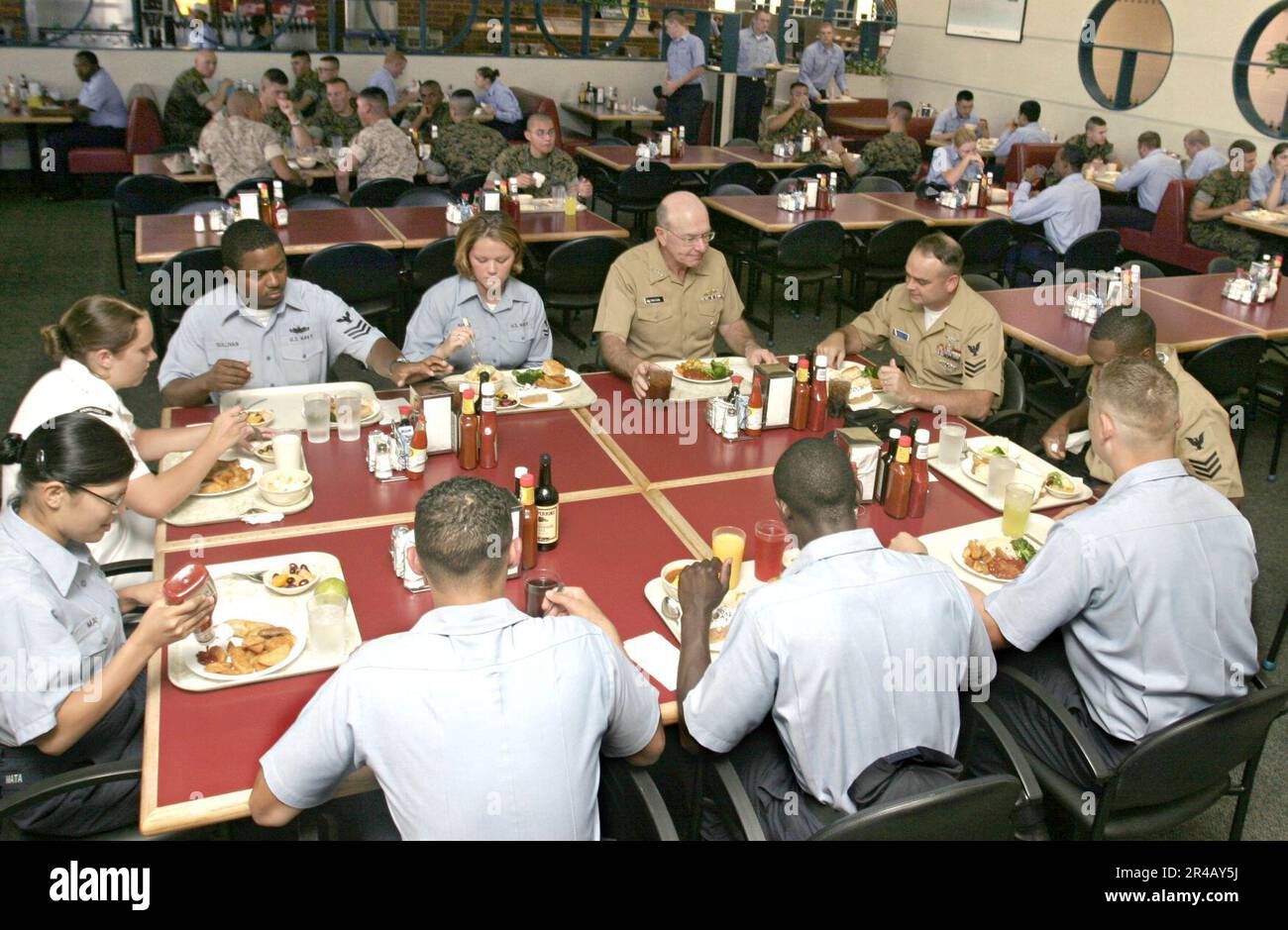 Der Leiter der US-Marine, ADM. Vern Clark, schließt sich einer Gruppe ...