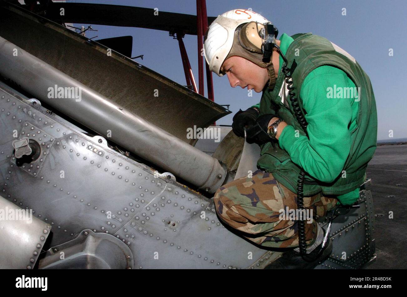 DER STRUKTURELLE Mechaniker DER US Navy Aviation, der den „Indianern ...