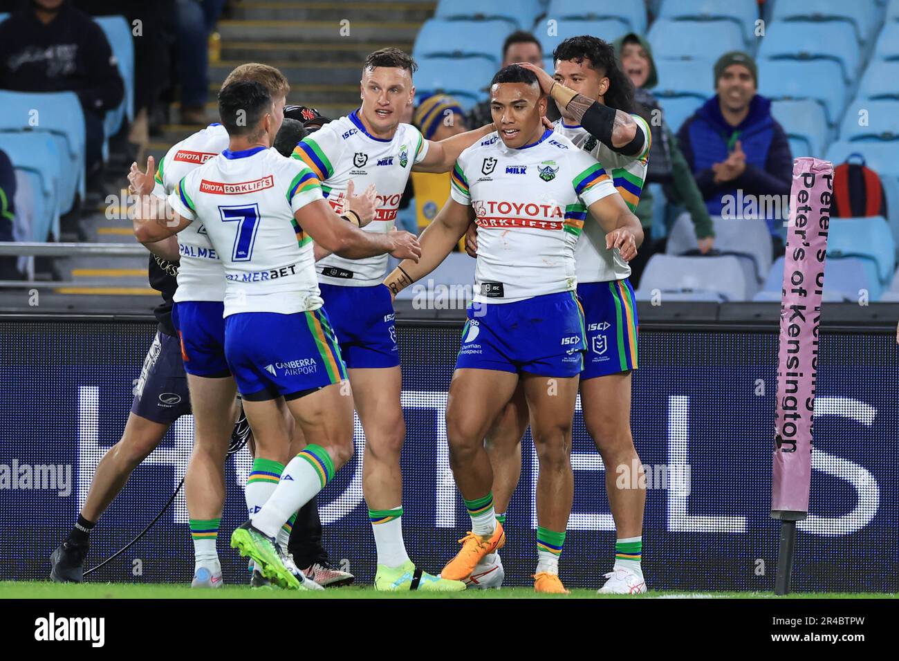 Sydney, Australien. 27. Mai 2023. Albert Hopoate of the Raiders feiert ...