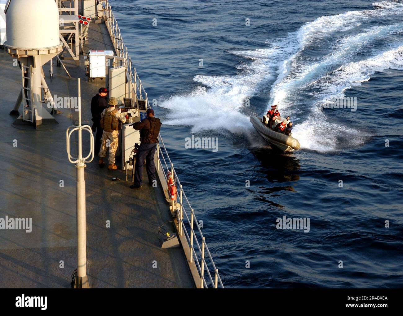 Mitglieder der US-Marine des amphibischen Befehlshabers USS Blue Ridge ...