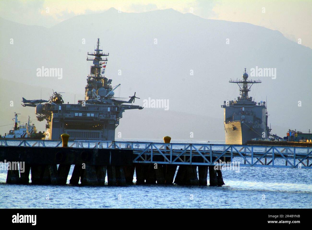 US Navy das Landungsschiff USS Harpers Ferry (LSD 49), rechts, und das ...