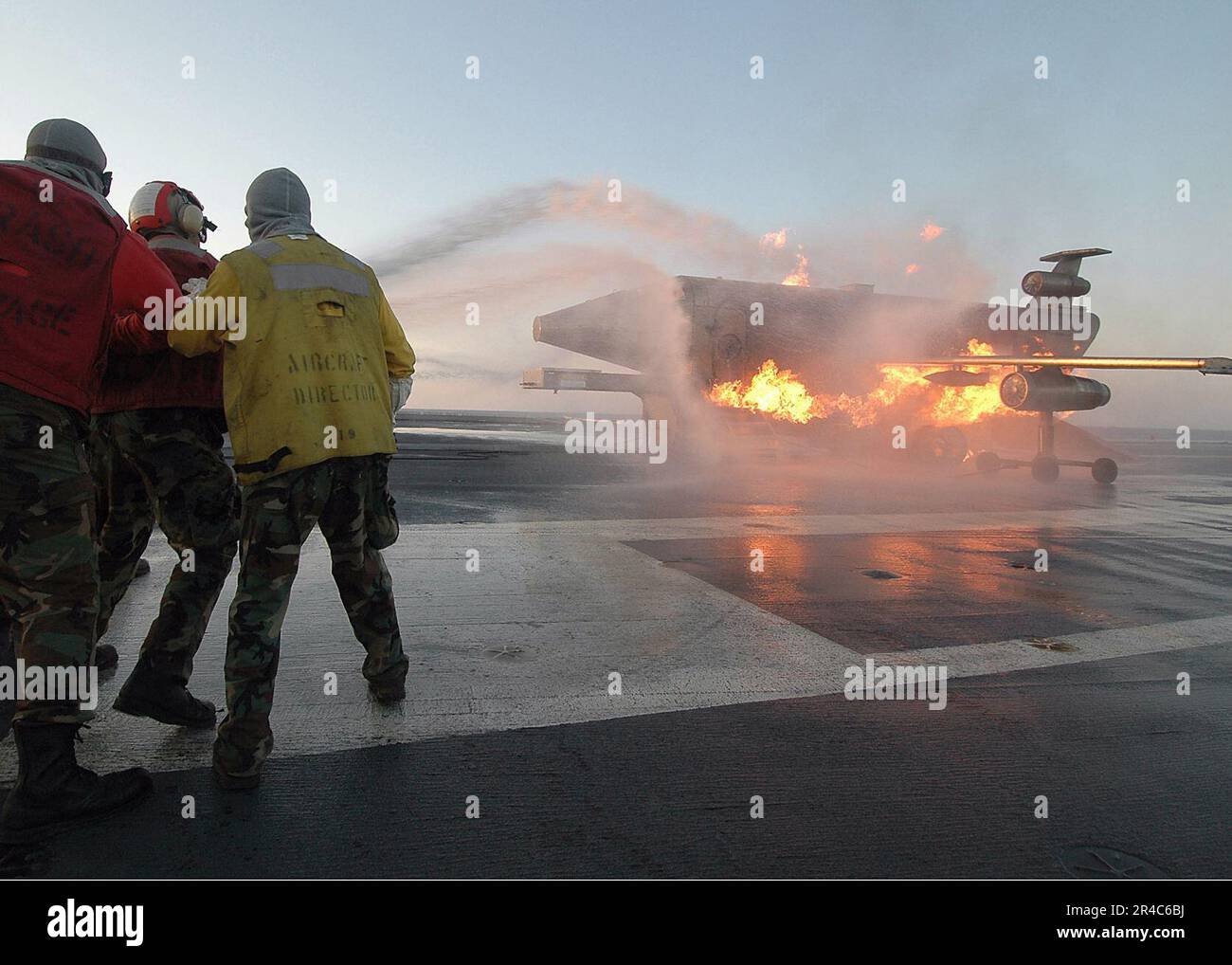 MATE Airman von US Navy Aviation Boatswain leitet das Crash and ...