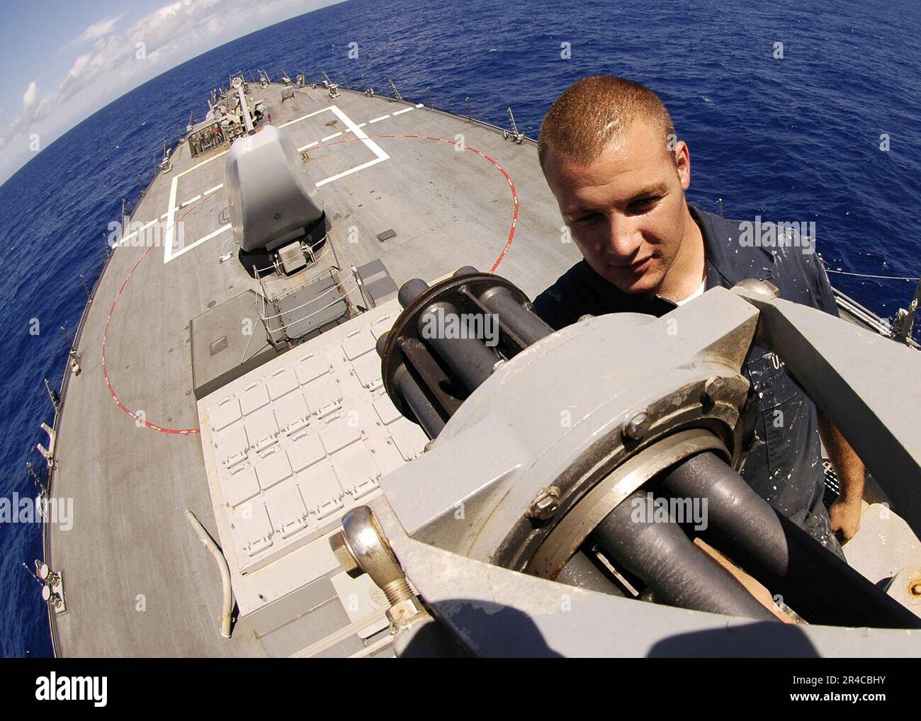 US Navy Fire Controlman 2. Class führt Wartungsarbeiten am Forward ...