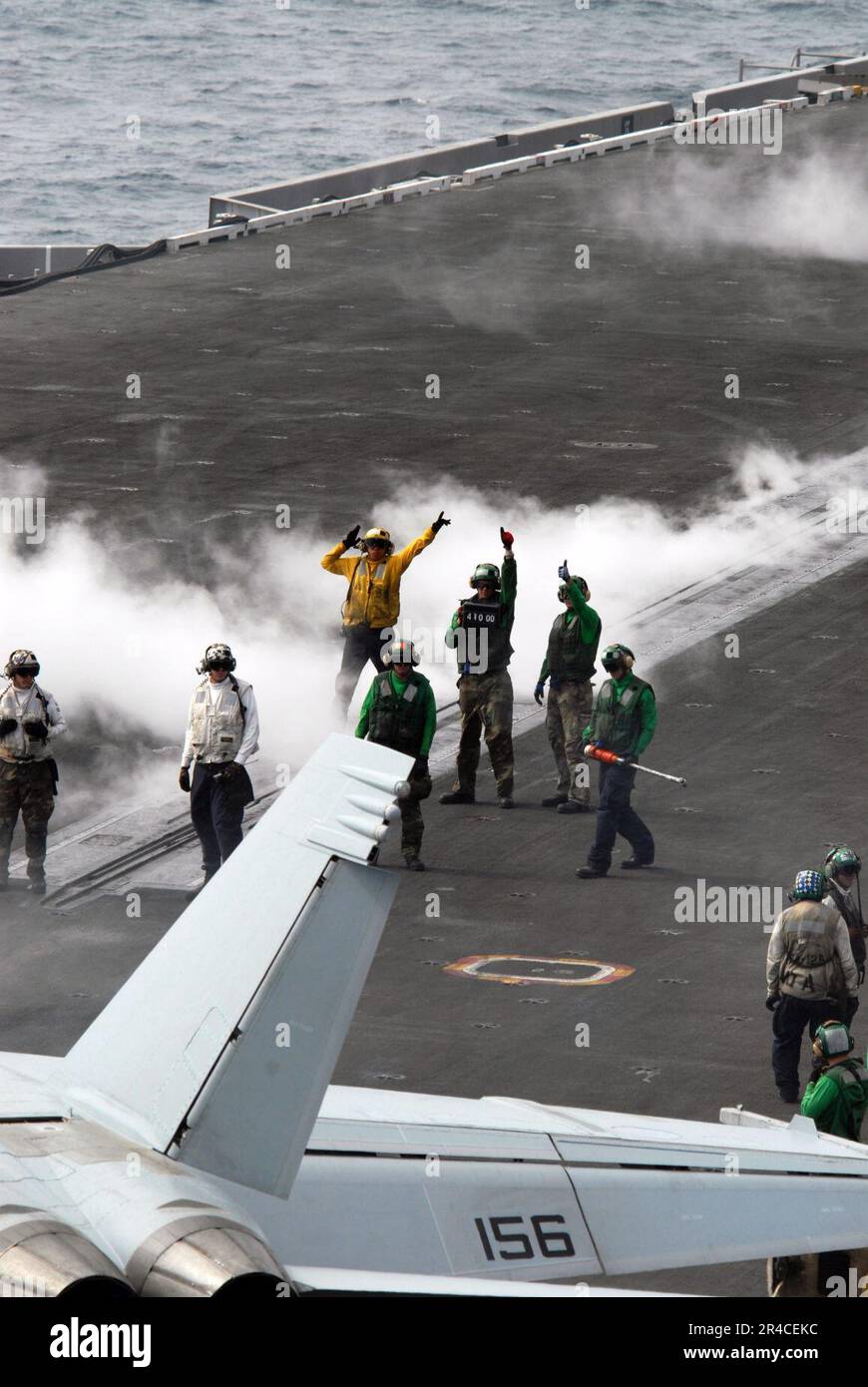 FLUGZEUGABFERTIGER DER US Navy leiten das Flugzeug während des ...